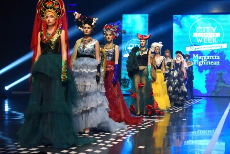 FOTO VIDEO. Despre MODĂ în pandemie. Designeri români celebri au ...