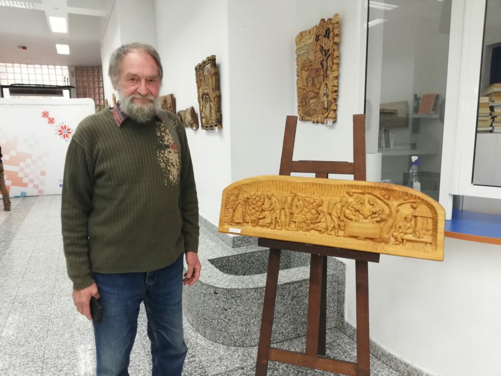 FOTO. Sculptor de la 6 ani, venit la Cluj. STATUI din lemn de 3 metri ...