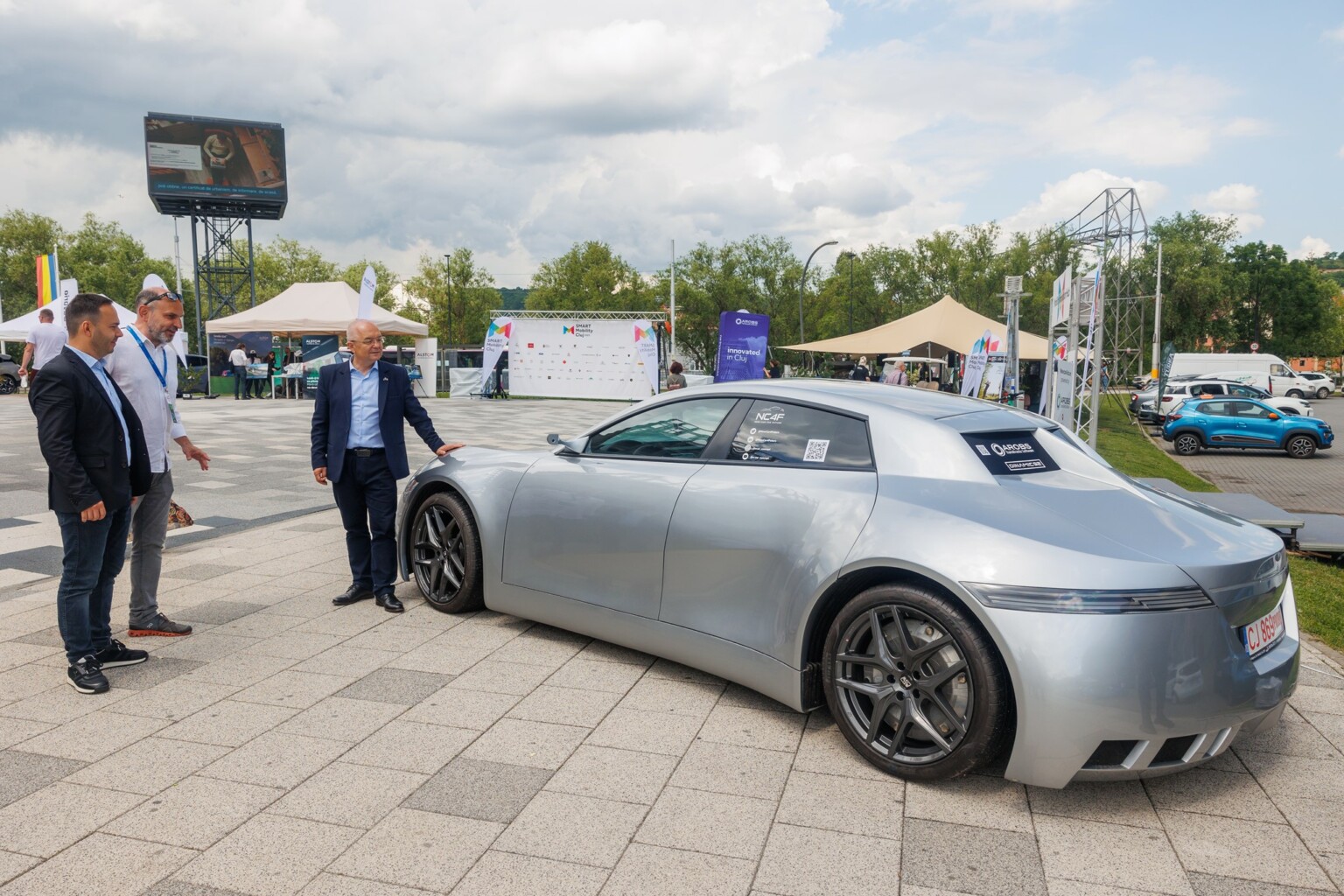 FOTO: Boc s-a pozat lângă un bolid al viitorului la Smart mobility ...